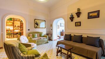 Apartamento (3 Bedrooms) | Área de estar | TV de plasma 32 polegadas com canais a cabo