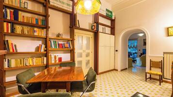 Apartamento (3 Bedrooms) | Área de estar | TV de plasma 32 polegadas com canais a cabo