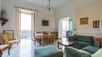 Apartamento (3 Bedrooms) | Área de estar | TV de plasma 32 polegadas com canais a cabo