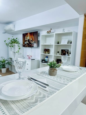 Apartamento PanorĂąmico, varanda, Vista para a cidade | Sala de estar | Smart TV de 123 de cm com canais por cabo, Netflix, filmes pagos