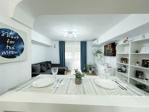 Apartamento PanorĂąmico, varanda, Vista para a cidade | Sala de estar | Smart TV de 123 de cm com canais por cabo, Netflix, filmes pagos