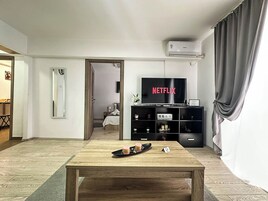 Apartamento Standard, varanda, Vista para a cidade | Sala de estar | Smart TV de 123 de cm com canais por cabo, Netflix, filmes pagos