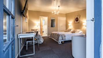 Quarto Triplo | Com decoração personalizada, com mobília individualizada, secretária