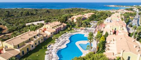 Piscina interior, piscina exterior, guarda-sóis, espreguiçadeiras