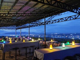 Pequenos-almoços, almoços, jantares servidos, com vista para o oceano