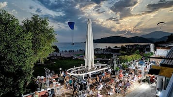3 bares/lounges, 2 bares ao lado da piscina