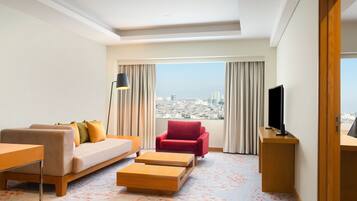 Suíte, 1 quarto, vista para a cidade (Daybed) | Cofres nos quartos, escrivaninha, espaço de trabalho para notebook