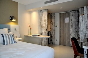 Roupa de alta qualidade, minibar, cofre com capacidade para portátil