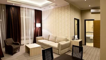 Roupas de cama premium, frigobar, cofres nos quartos, escrivaninha