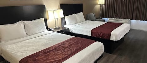 Quarto, 2 camas de casal, acessível, para não fumantes | Escrivaninha, Wi-Fi de cortesia, roupa de cama