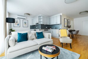Penthouse 3 Bedroom Apartment with Terrace | Cozinha privada | Um frigorífico/congelador grande, um forno, uma placa de cozinha 