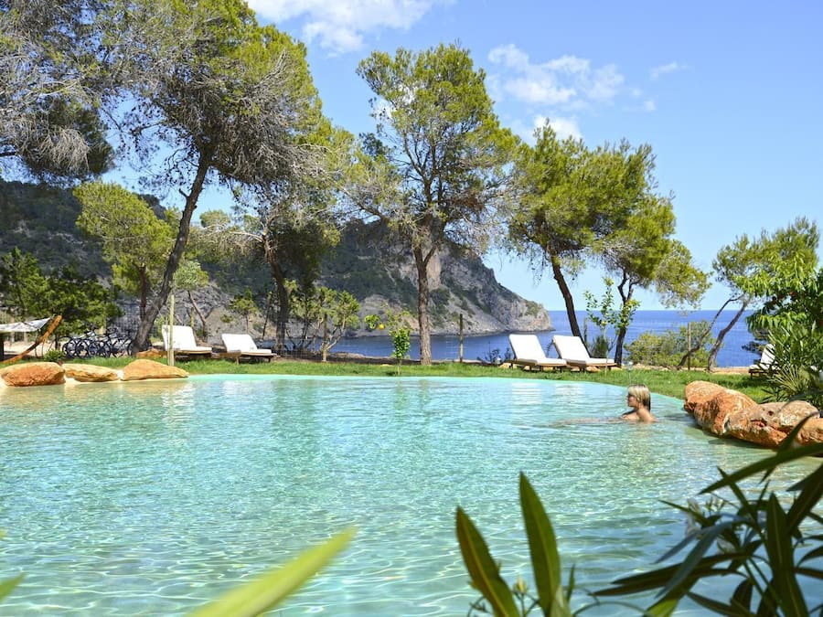 Piscina exterior, guarda-sóis, espreguiçadeiras