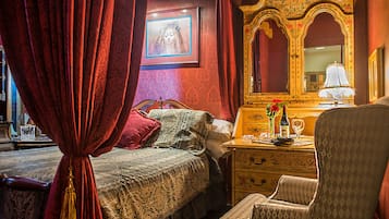 Quarto, 1 cama queen-size (Red Room) | 1 quarto, roupa de alta qualidade, Wi-fi grátis