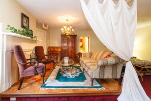 Quarto básico, 1 cama King (Executive Suite) | Área de estar | TV de tela plana