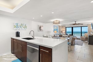 Apartamento de Luxo em Condomínio Fechado, 2 quartos, 2 casas de banho, junto ao mar | Cozinha privada | Um frigorífico, um micro-ondas, uma cafeteira/bule 