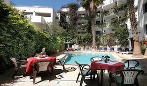 Piscina exterior, guarda-sóis, espreguiçadeiras 