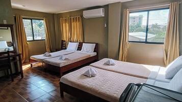 Quarto Quádruplo | Cofre no quarto, secretária, cortinas/cortinados opacos