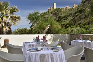 Pequenos-almoços, almoços, jantares servidos, com vista para a praia 