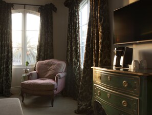 Suíte, 1 cama King | Roupas de cama premium, edredons de pluma, frigobar, cofres nos quartos