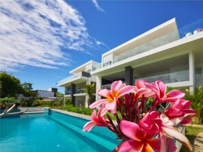 Piscina exterior, guarda-sóis, espreguiçadeiras 