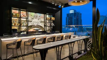 2 bares/lounges, bar na cobertura