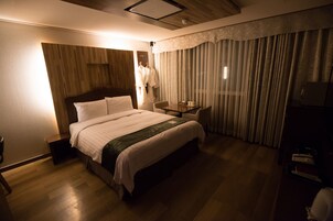 Quarto casal standard | Cofres nos quartos, Wi-Fi de cortesia