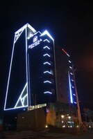 Fachada da propriedade à noite