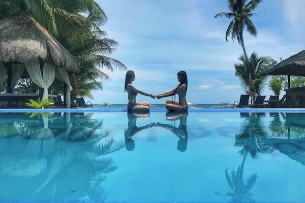 Piscina externa, guarda-sóis, espreguiçadeiras