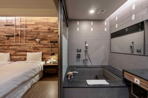 Quarto Twin Standard | Roupa de alta qualidade, minibar grátis, com decoração personalizada 