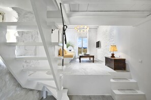 Hermes Grande Suite with Sea View | Área de estar | TV 40 polegadas com canais via satélite