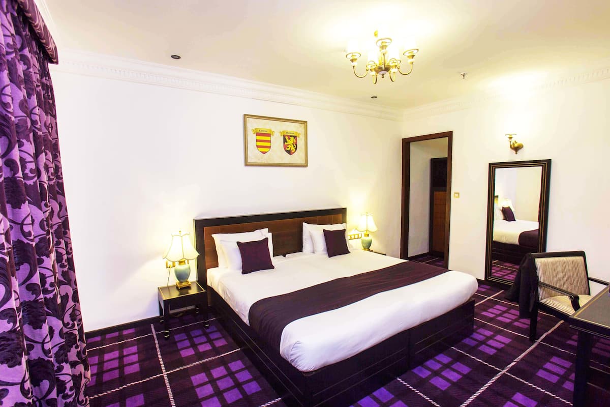 Executive Suite, Hot Tub, City View - Early check-in or late check-out subject to availability | Frigobar, cofres nos quartos, escrivaninha