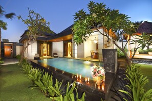 Piscina exterior, espreguiçadeiras 