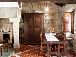 Chalé, 3 quartos | Área de estar | TV de tela plana, lareira