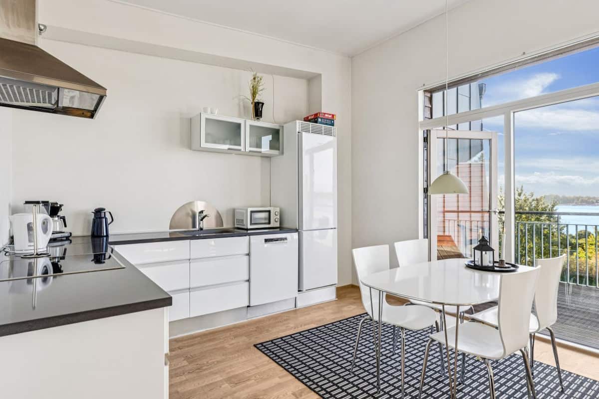 Apartamento, 2 quartos, terraço, vista para o mar (Linen Excluded) | Cozinha privada | Uma cafeteira/bule, um frigorífico, um micro-ondas