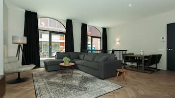 Apartamento, 2 quartos, vista para a cidade (Souterrain - split level) | Área de estar | TV de tela plana
