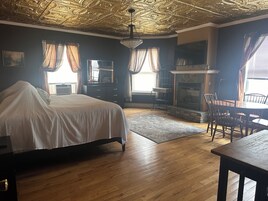 Quarto com design assinado, 1 cama King | Ferros/tábuas de passar roupa, roupa de cama