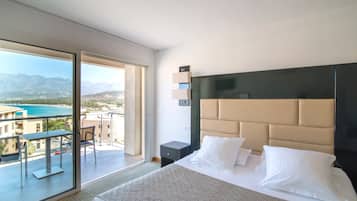 Quarto | Roupas de cama premium, frigobar, cofres nos quartos, escrivaninha