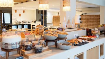 Café da manhã com buffet todos os dias (EUR 17 por pessoa)