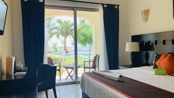 Quarto, 1 cama King | Roupas de cama premium, cofres nos quartos, escrivaninha