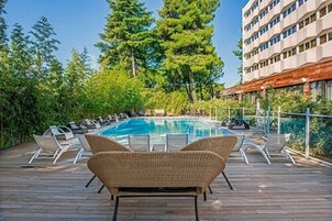 Piscina externa, guarda-sóis, espreguiçadeiras