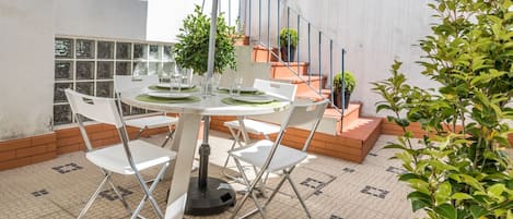 Apartamento, 2 quartos, varanda | Refeições ao ar livre