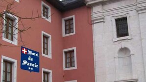 Um edifício com uma placa indicando 