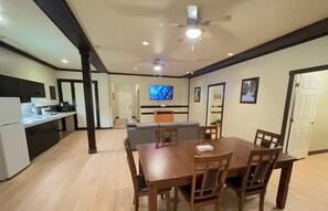 Suite Deluxe, 2 quartos | Secretária, ferro/tábua de engomar, Wi-fi grátis 