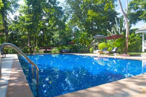 Piscina externa, guarda-sóis, espreguiçadeiras