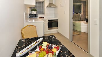 Quarto Premium, banheira de hidromassagem (Newly Refurbished) | Refeições no quarto