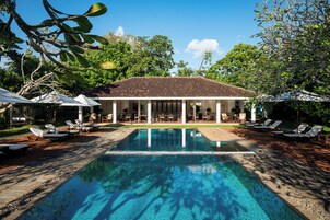 2 piscinas exteriores, guarda-sóis, espreguiçadeiras 