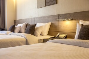 Roupas de cama premium, cofres nos quartos, cortinas blackout