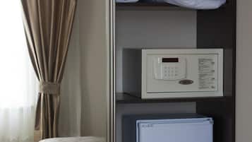 Quarto Triplo Standard | Roupa de alta qualidade, minibar, cofre no quarto, secretária