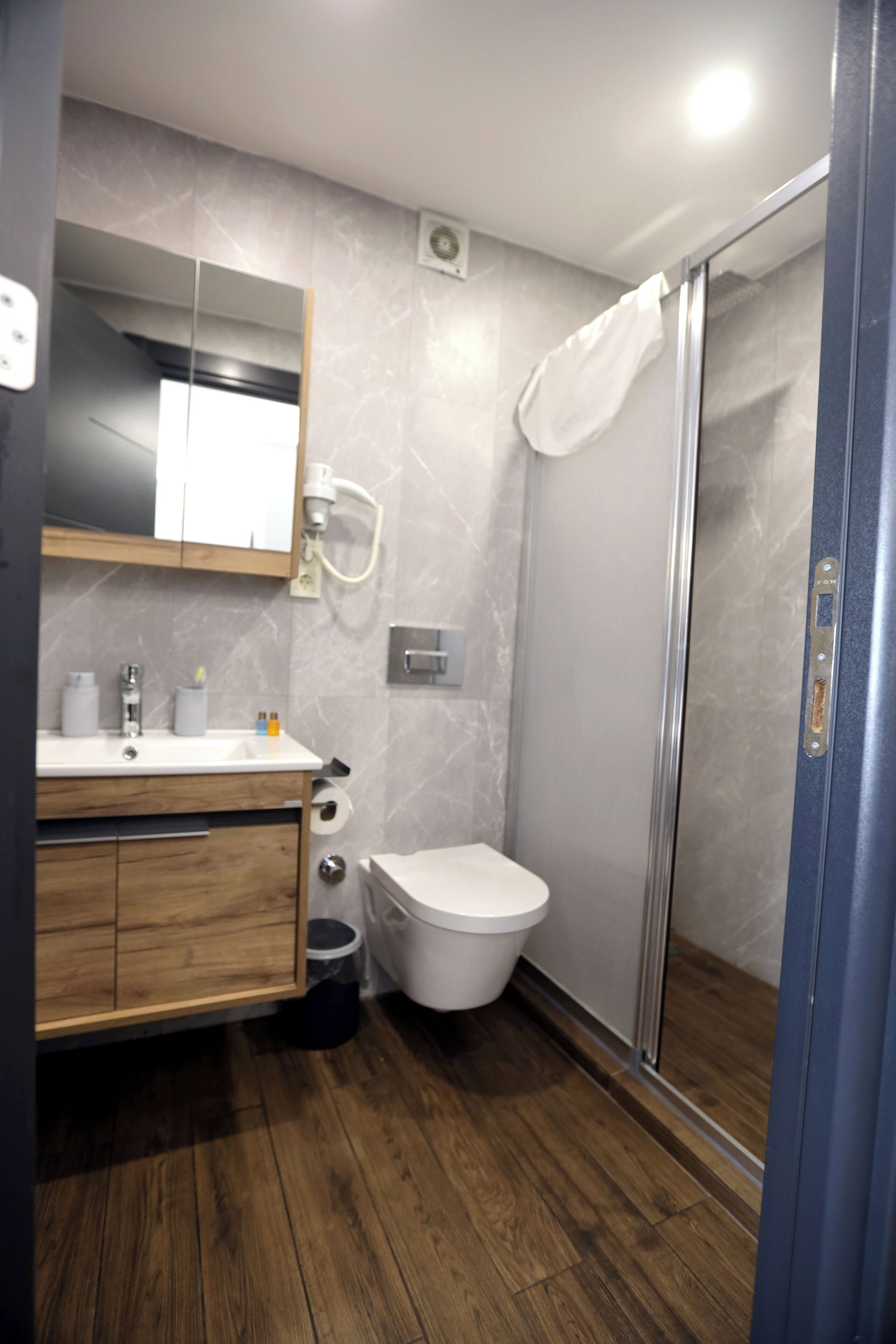 Quarto luxo | Banheiro | Chuveiro, produtos de toalete grátis