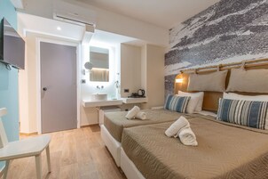 Quarto casal superior | Cofres nos quartos, individualmente decorados